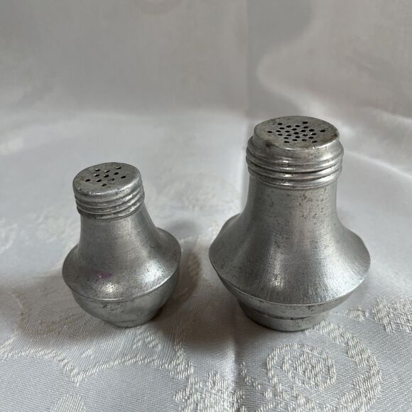 Unbranded | Dining | Vintage Aluminum Salt Pepper Shaker Set Twist Top ...